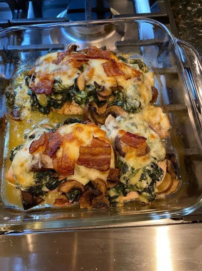 Pui înăbușit cu spanac cremos, bacon și ciuperci – Recipes